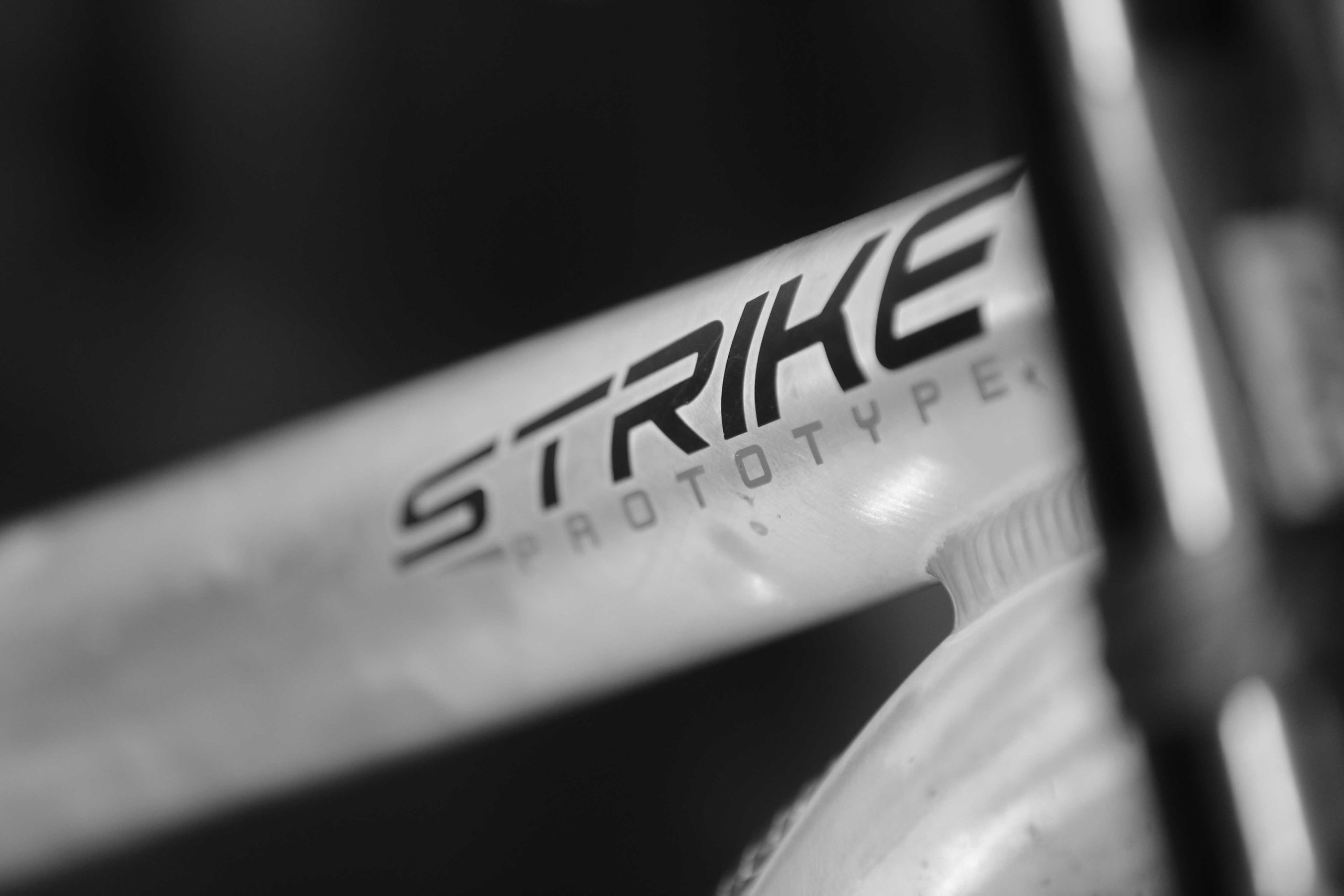 SOLID STRIKE 27.5